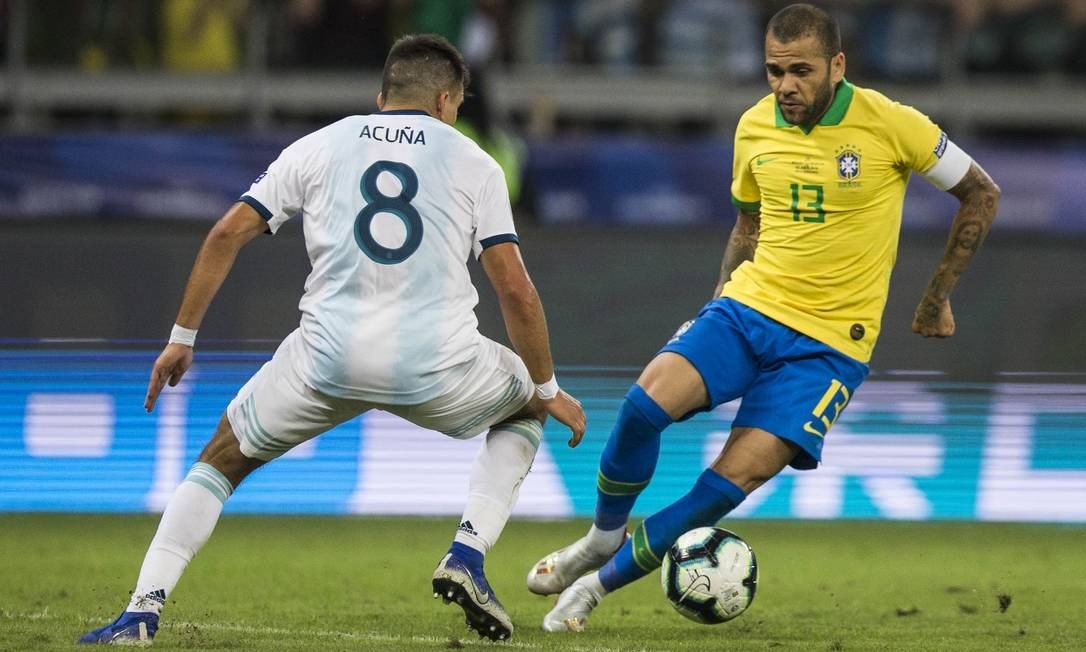 Daniel Alves “provoca” Messi em seu Instagram após título da Argentina ...