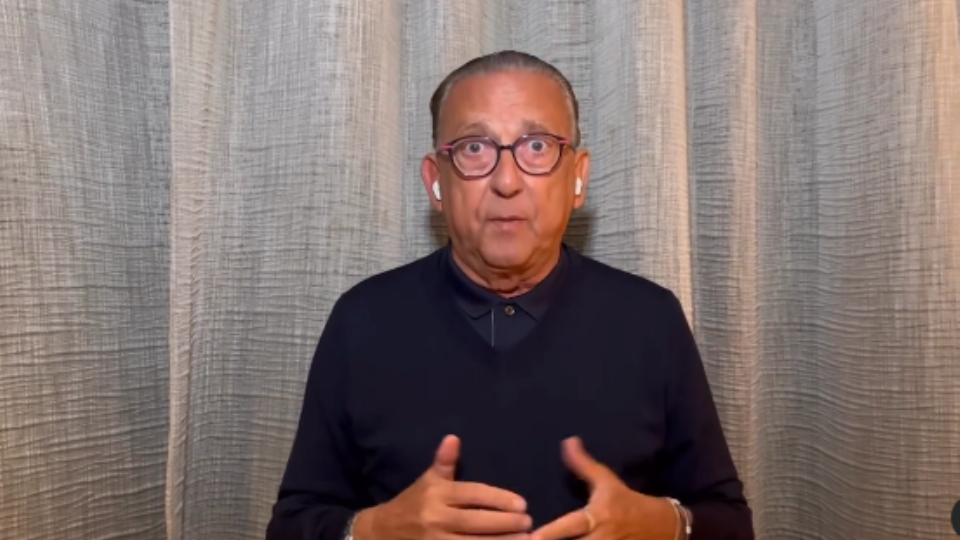 VÍDEO – Emocionado, Galvão Bueno presta homenagem a Pelé: “Eterno. Rei ...